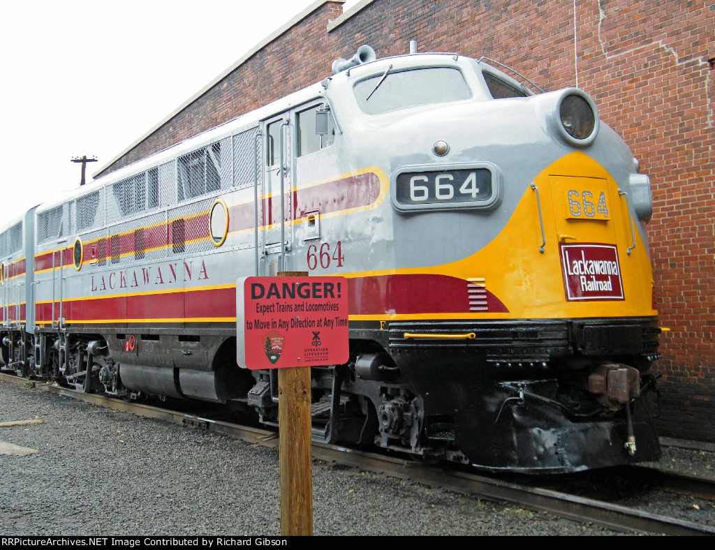 DLW 664 Locomotive (F3A)